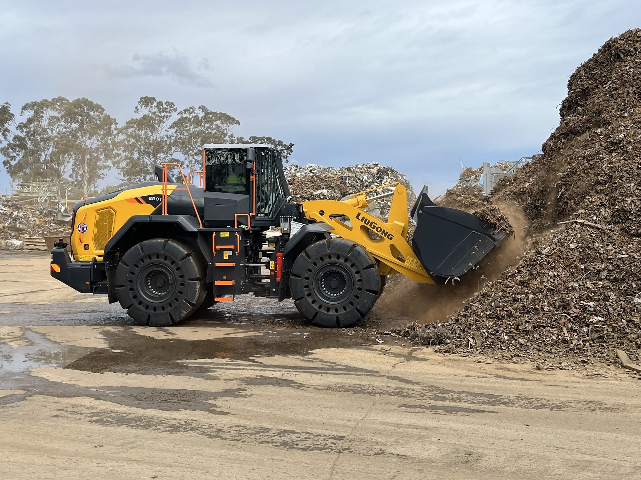 LiuGong wheel loaders suit recycling to a T