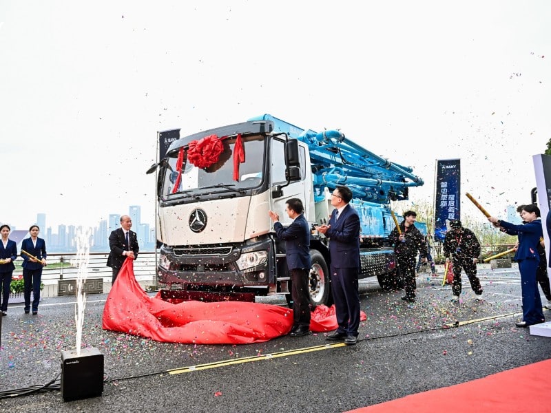 Smart hybrid pump truck global first